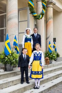 Traditional Swedish Clothing: The National & Regional Folk Costumes of ...