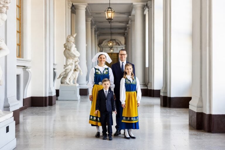Traditional Swedish Clothing: The National & Regional Folk Costumes of ...
