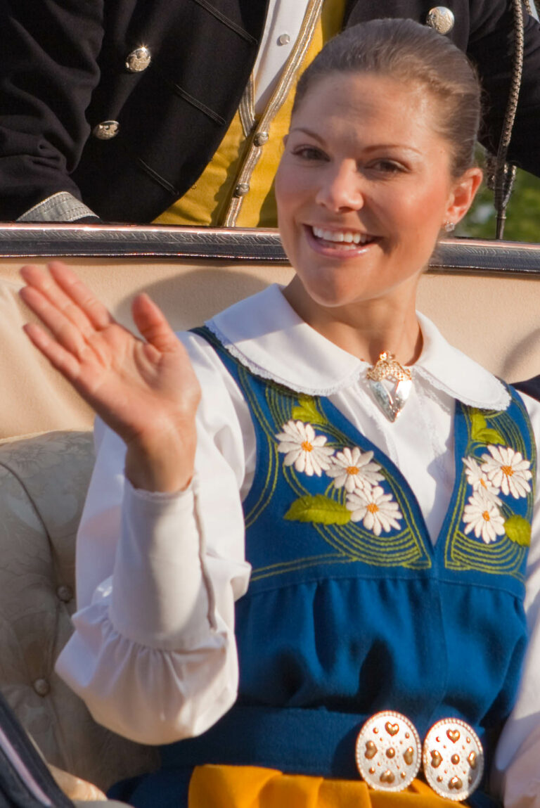 Traditional Swedish Clothing: The National & Regional Folk Costumes of ...