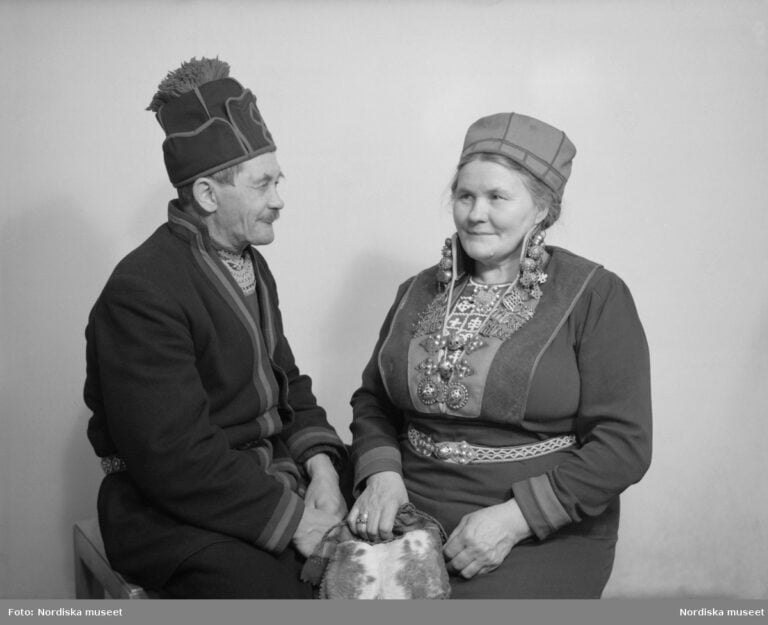 Traditional Swedish Clothing: The National & Regional Folk Costumes of ...