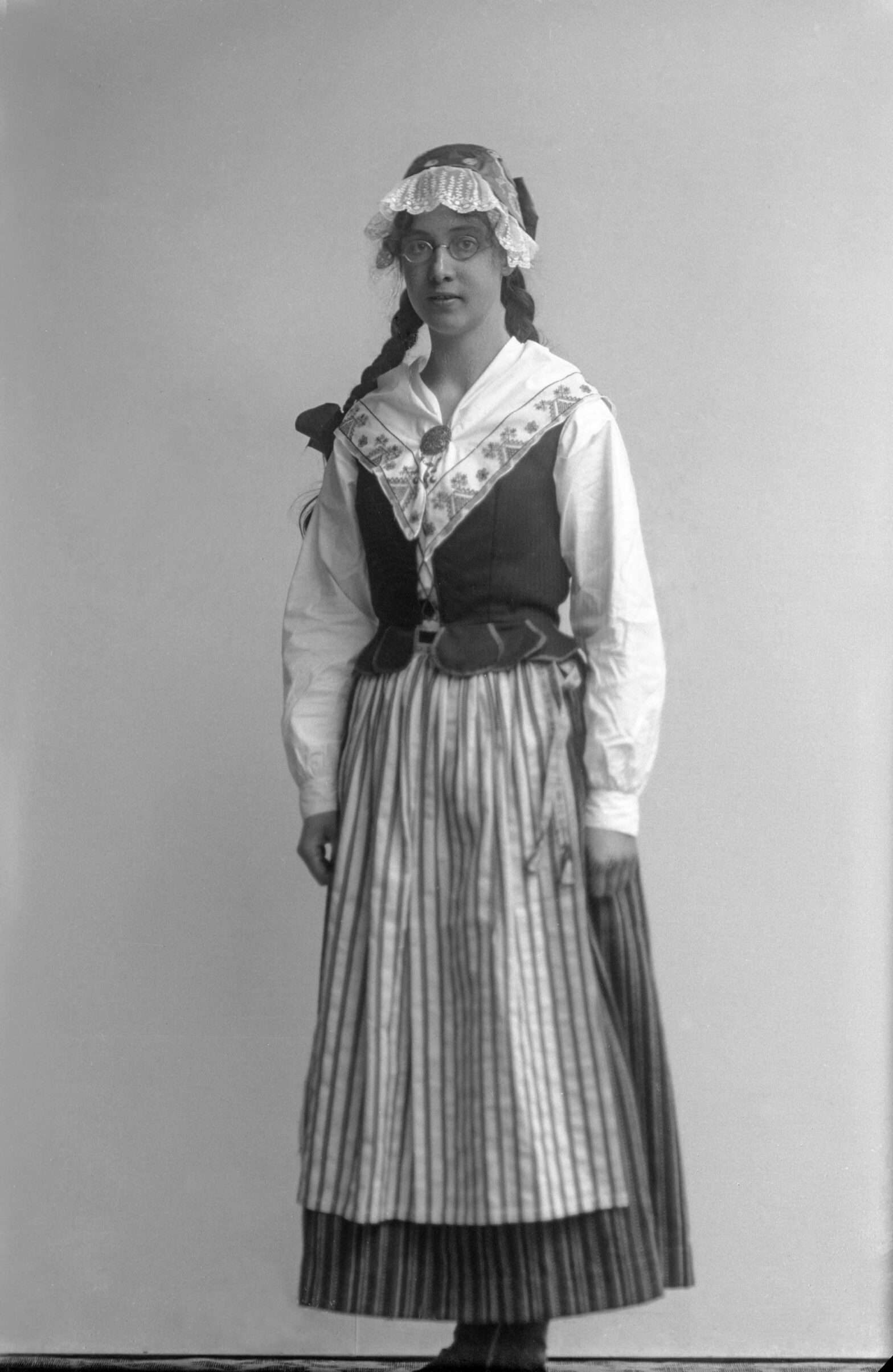 Traditional Swedish Clothing: The National & Regional Folk Costumes of ...