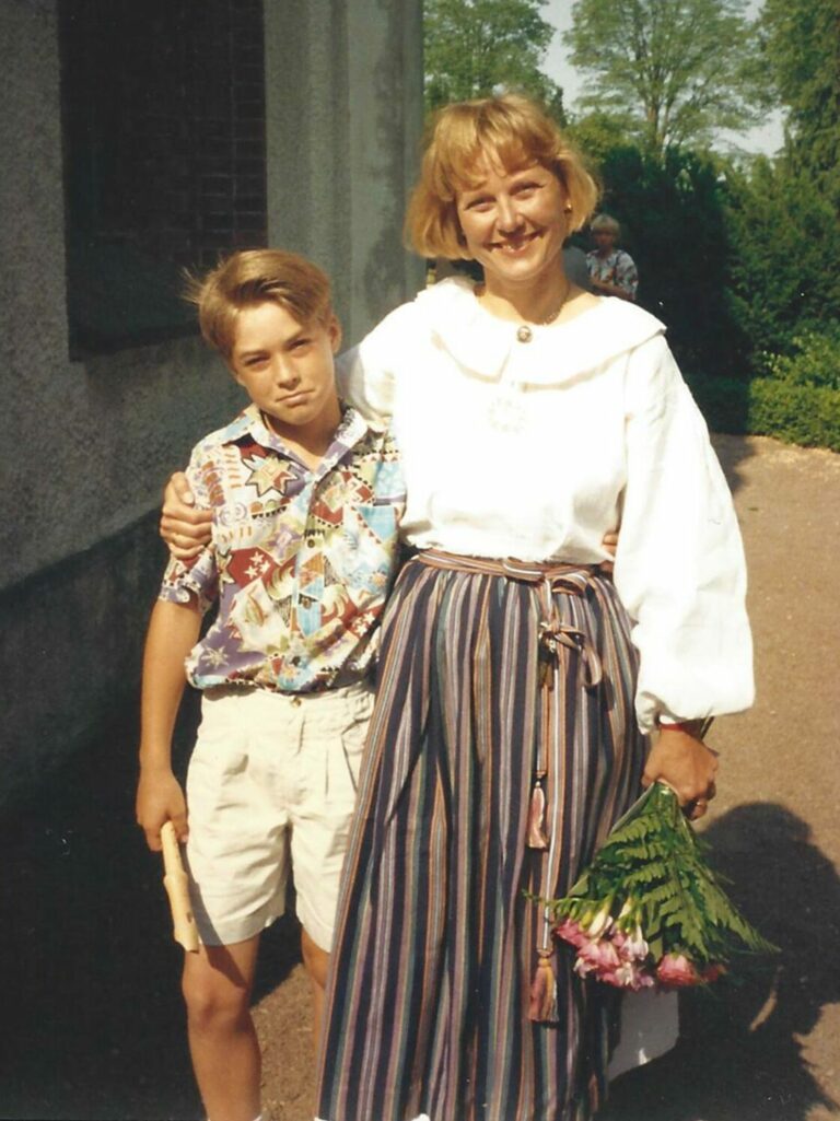 Traditional Swedish Clothing: The National & Regional Folk Costumes of ...