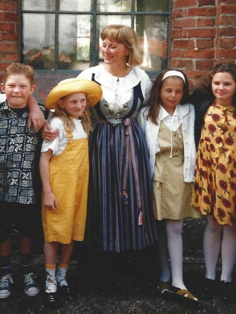 Traditional Swedish Clothing: The National & Regional Folk Costumes of ...