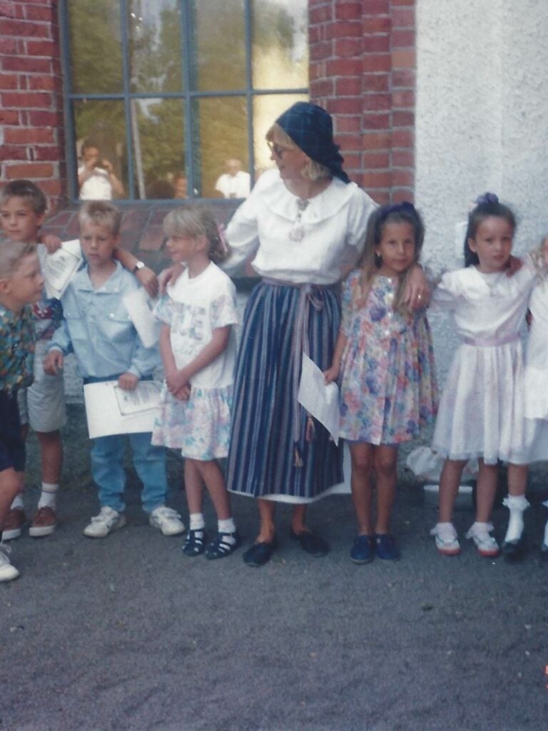 Traditional Swedish Clothing: The National & Regional Folk Costumes of ...